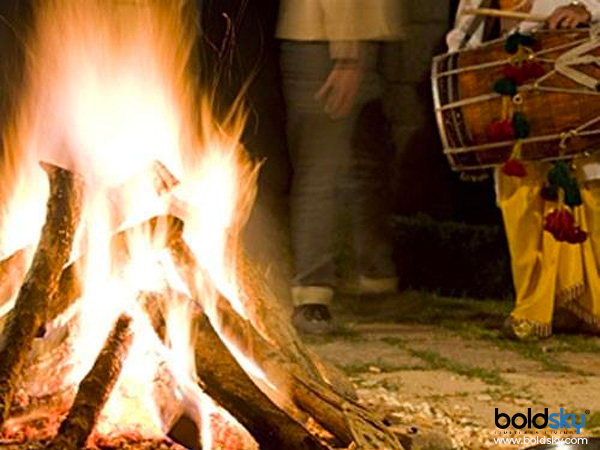 భోగి వేళ మంటలు పెడుతుంటే వీటిని అస్సలే వేయకూడదు, అవేంటంటే.. | Do not ...